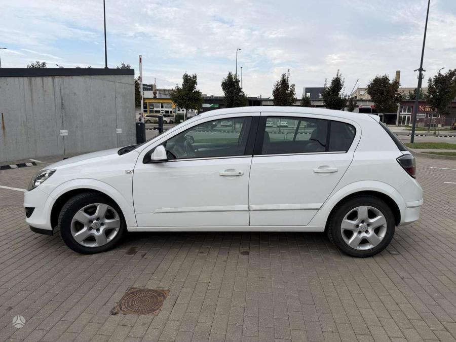 Balts Opel Astra 2009 Kauņa, ar dzinēja tilpumu 1.69 L un nobraukumu 206 tūkst. km par 2200 €, foto 9 vietnē AUTOMOTO.COM.LV