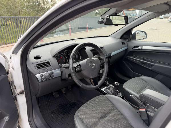 Balts Opel Astra 2009 Kauņa, ar dzinēja tilpumu 1.69 L un nobraukumu 206 tūkst. km par 2200 €, foto 11 vietnē AUTOMOTO.COM.LV