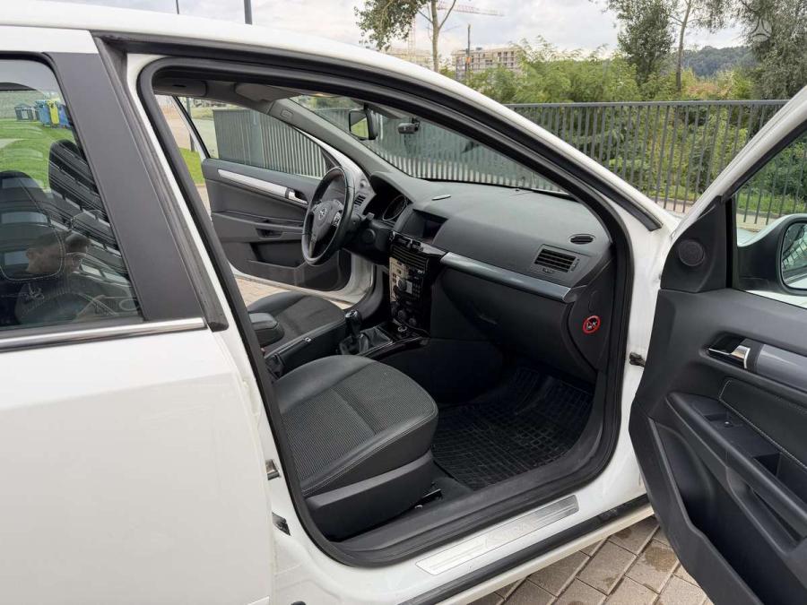 Balts Opel Astra 2009 Kauņa, ar dzinēja tilpumu 1.69 L un nobraukumu 206 tūkst. km par 2200 €, foto 13 vietnē AUTOMOTO.COM.LV