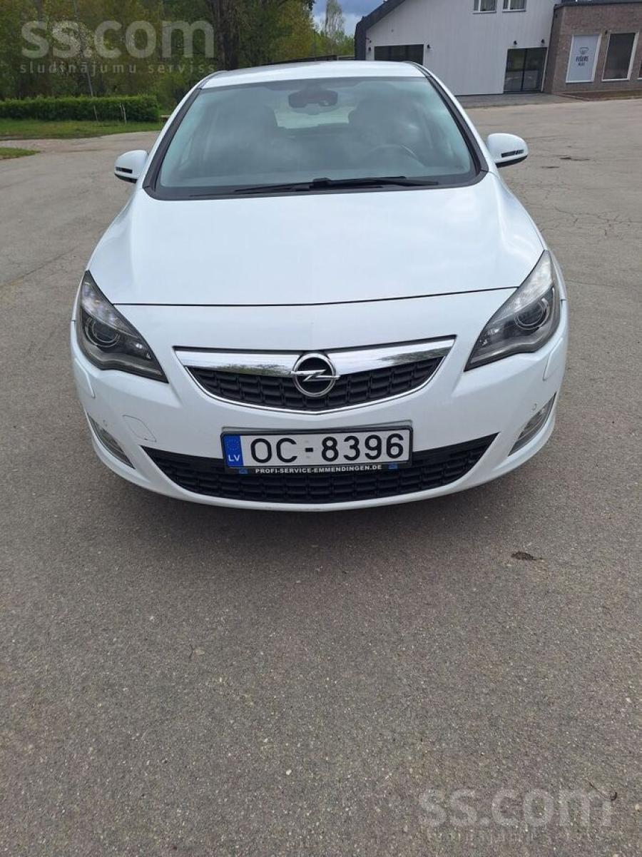 White Opel Astra 2010 in Riga, with an engine capacity of 2.00 L and mileage of 269 thousand km for 4900 €, photo 1 on AUTOMOTO.COM.LV
