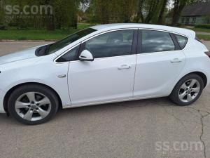White Opel Astra 2010 in Riga, with an engine capacity of 2.00 L and mileage of 269 thousand km for 4900 €, photo 2 on AUTOMOTO.COM.LV