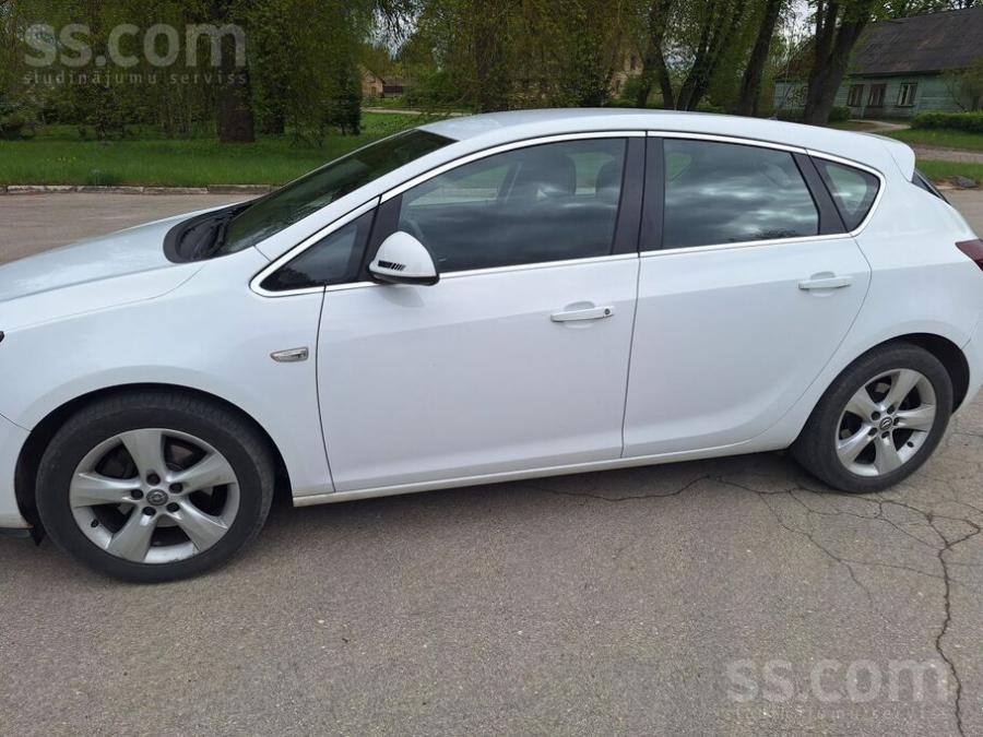 White Opel Astra 2010 in Riga, with an engine capacity of 2.00 L and mileage of 269 thousand km for 4900 €, photo 2 on AUTOMOTO.COM.LV