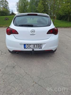 White Opel Astra 2010 in Riga, with an engine capacity of 2.00 L and mileage of 269 thousand km for 4900 €, photo 3 on AUTOMOTO.COM.LV