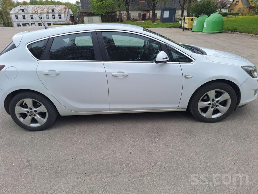White Opel Astra 2010 in Riga, with an engine capacity of 2.00 L and mileage of 269 thousand km for 4900 €, photo 4 on AUTOMOTO.COM.LV