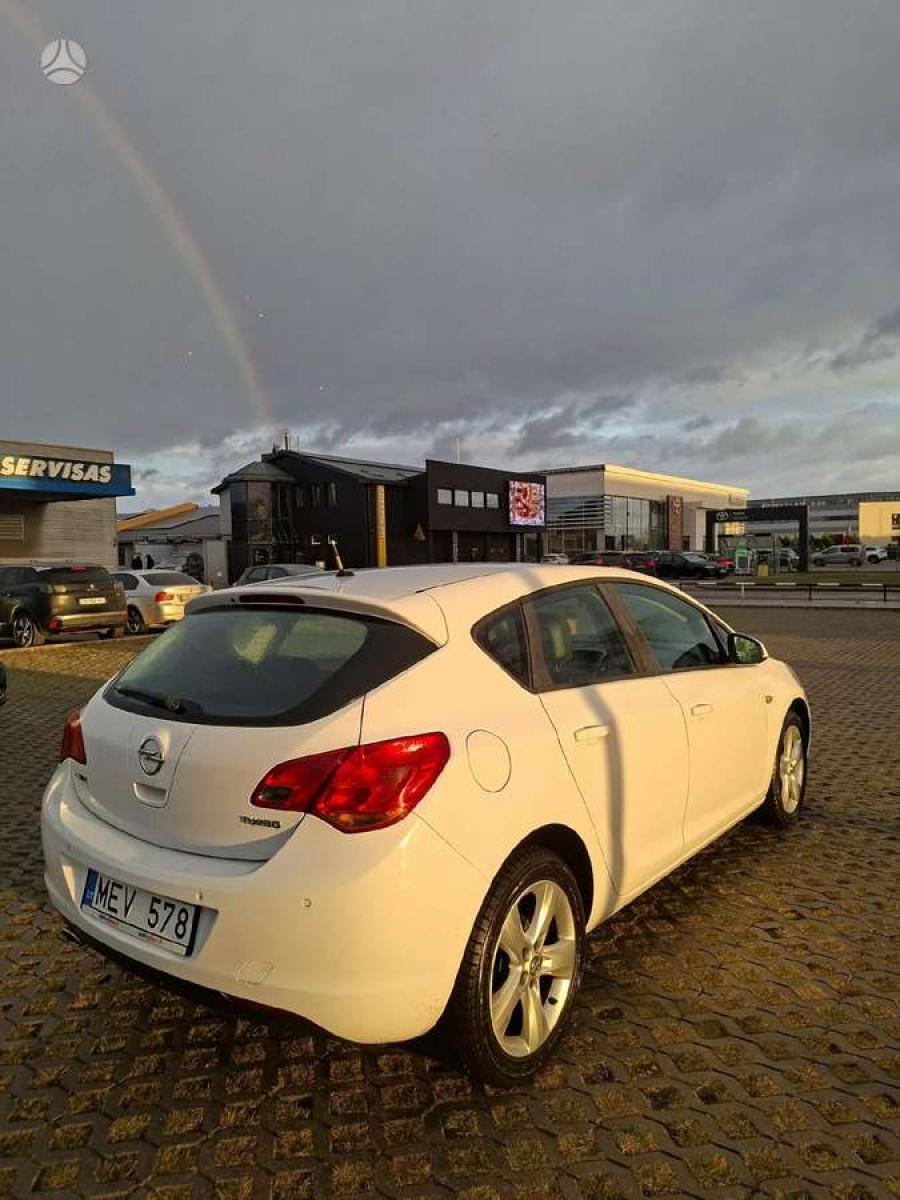 White Opel Astra 2010 in Siauliai, with an engine capacity of 1.36 L and mileage of 158 thousand km for 3500 €, photo 1 on AUTOMOTO.COM.LV