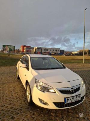 White Opel Astra 2010 in Siauliai, with an engine capacity of 1.36 L and mileage of 158 thousand km for 3500 €, photo 2 on AUTOMOTO.COM.LV