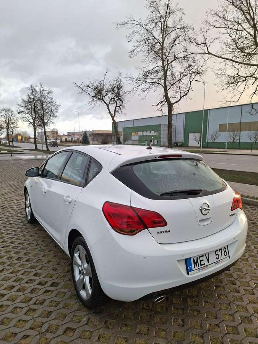 White Opel Astra 2010 in Siauliai, with an engine capacity of 1.36 L and mileage of 158 thousand km for 3500 €, photo 3 on AUTOMOTO.COM.LV