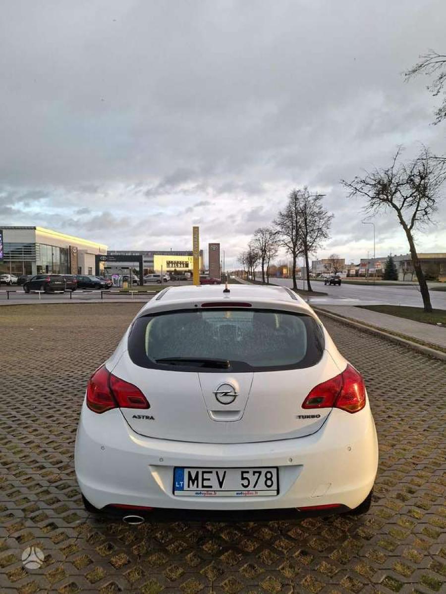 White Opel Astra 2010 in Siauliai, with an engine capacity of 1.36 L and mileage of 158 thousand km for 3500 €, photo 4 on AUTOMOTO.COM.LV