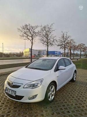 White Opel Astra 2010 in Siauliai, with an engine capacity of 1.36 L and mileage of 158 thousand km for 3500 €, photo 5 on AUTOMOTO.COM.LV