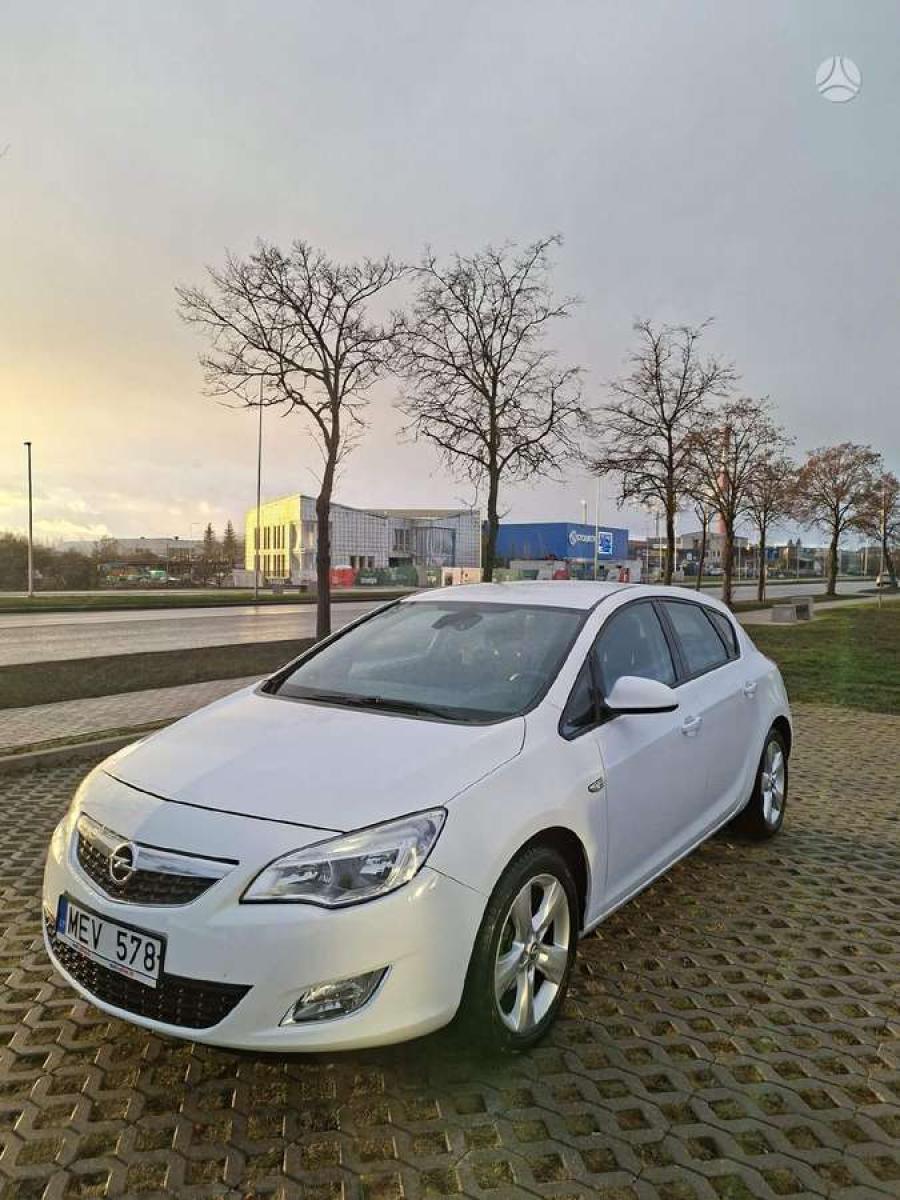 White Opel Astra 2010 in Siauliai, with an engine capacity of 1.36 L and mileage of 158 thousand km for 3500 €, photo 5 on AUTOMOTO.COM.LV
