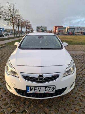 White Opel Astra 2010 in Siauliai, with an engine capacity of 1.36 L and mileage of 158 thousand km for 3500 €, photo 6 on AUTOMOTO.COM.LV