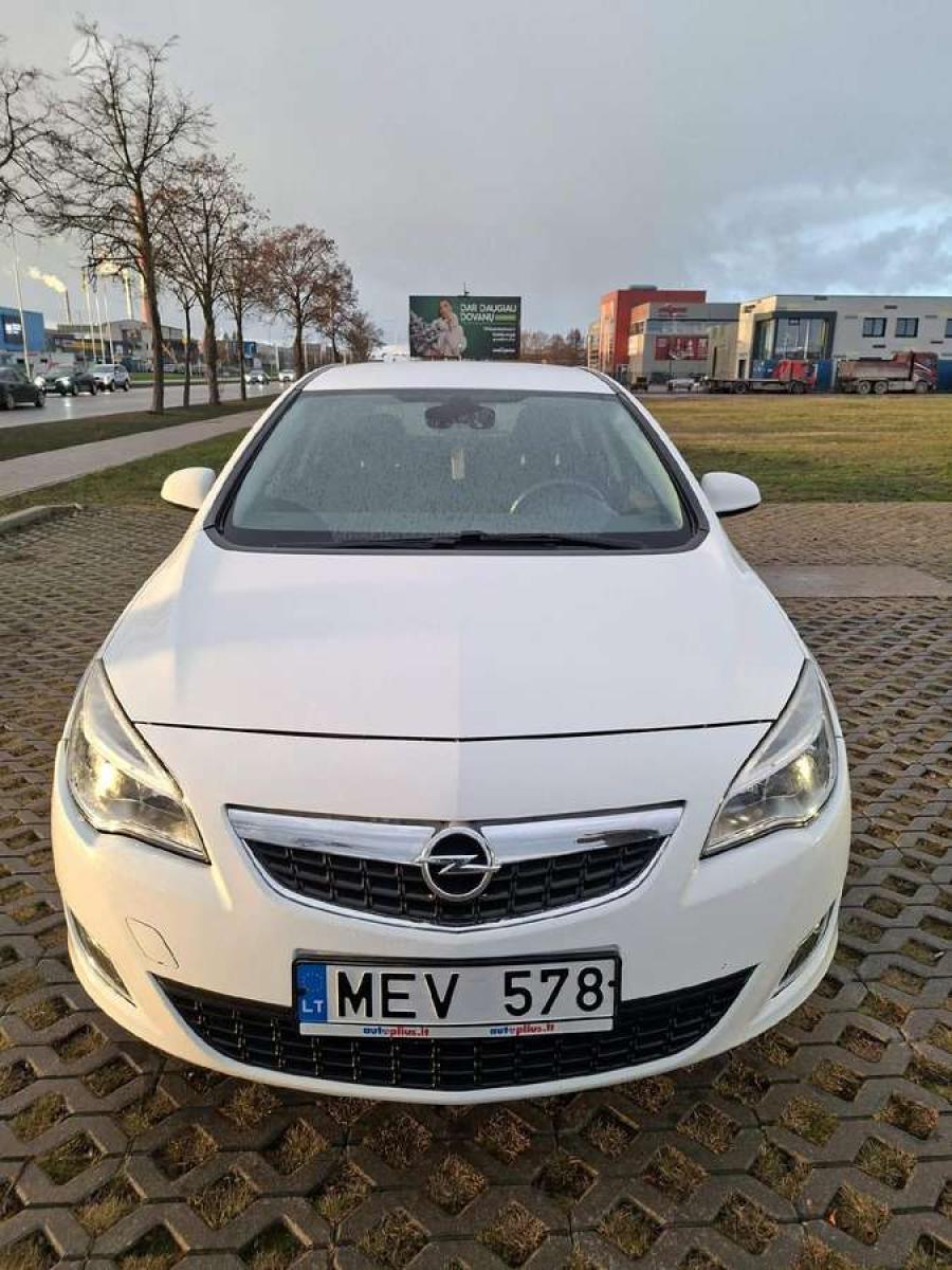 White Opel Astra 2010 in Siauliai, with an engine capacity of 1.36 L and mileage of 158 thousand km for 3500 €, photo 6 on AUTOMOTO.COM.LV