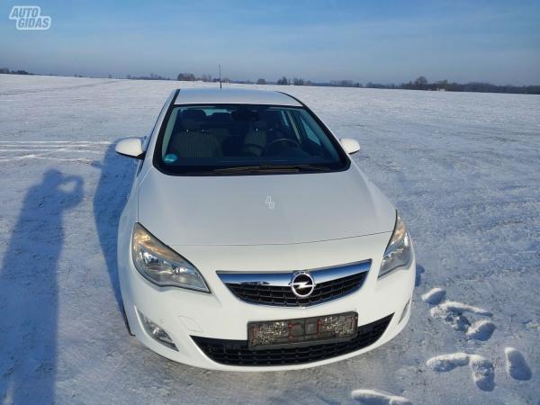 White Opel Astra 2010 in Marijampole, with an engine capacity of 1.40 L and mileage of 124 thousand km for 2999 €, photo 2 on AUTOMOTO.COM.LV