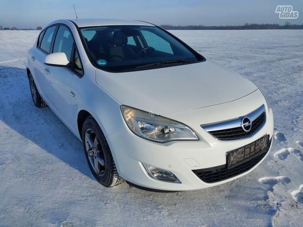 White Opel Astra 2010 in Marijampole, with an engine capacity of 1.40 L and mileage of 124 thousand km for 2999 €, photo 3 on AUTOMOTO.COM.LV