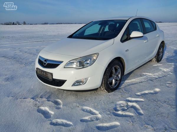White Opel Astra 2010 in Marijampole, with an engine capacity of 1.40 L and mileage of 124 thousand km for 2999 €, photo 4 on AUTOMOTO.COM.LV