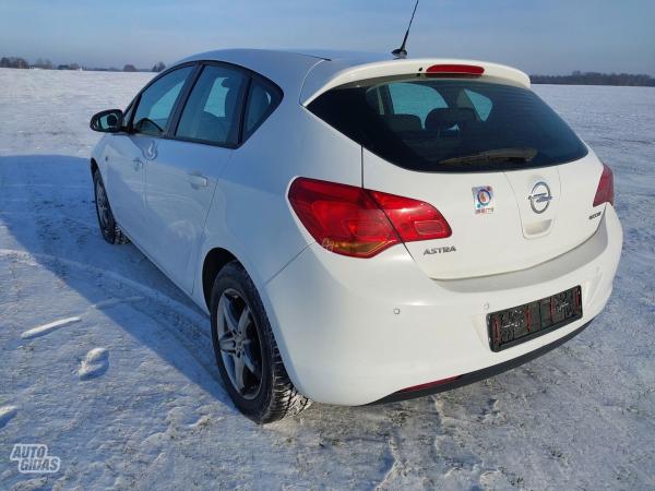 White Opel Astra 2010 in Marijampole, with an engine capacity of 1.40 L and mileage of 124 thousand km for 2999 €, photo 6 on AUTOMOTO.COM.LV