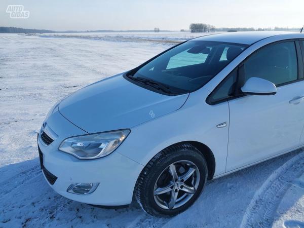 White Opel Astra 2010 in Marijampole, with an engine capacity of 1.40 L and mileage of 124 thousand km for 2999 €, photo 8 on AUTOMOTO.COM.LV