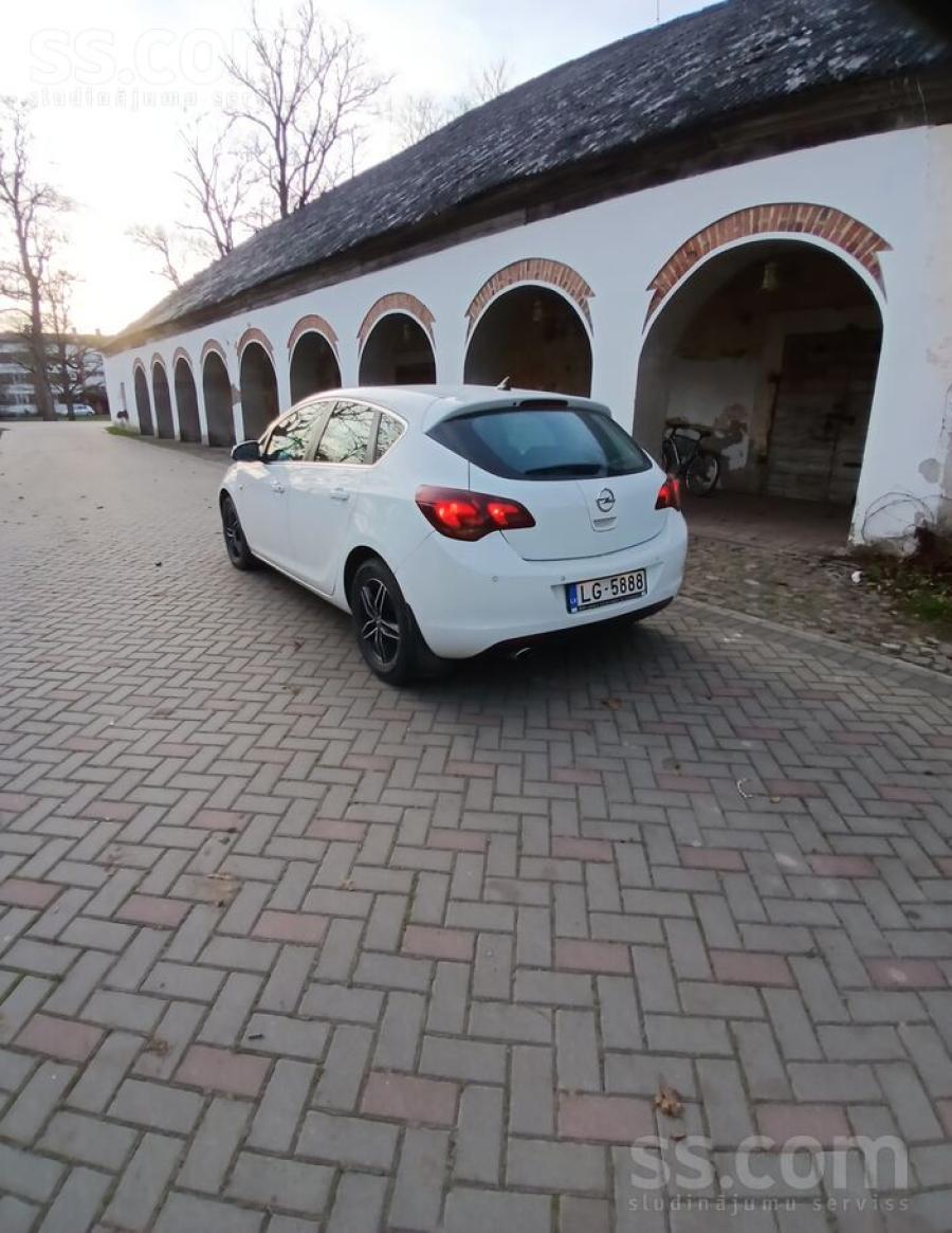 White Opel Astra 2010 in Aizkraukle, with an engine capacity of 2.00 L and mileage of 207 thousand km for 4550 €, photo 3 on AUTOMOTO.COM.LV
