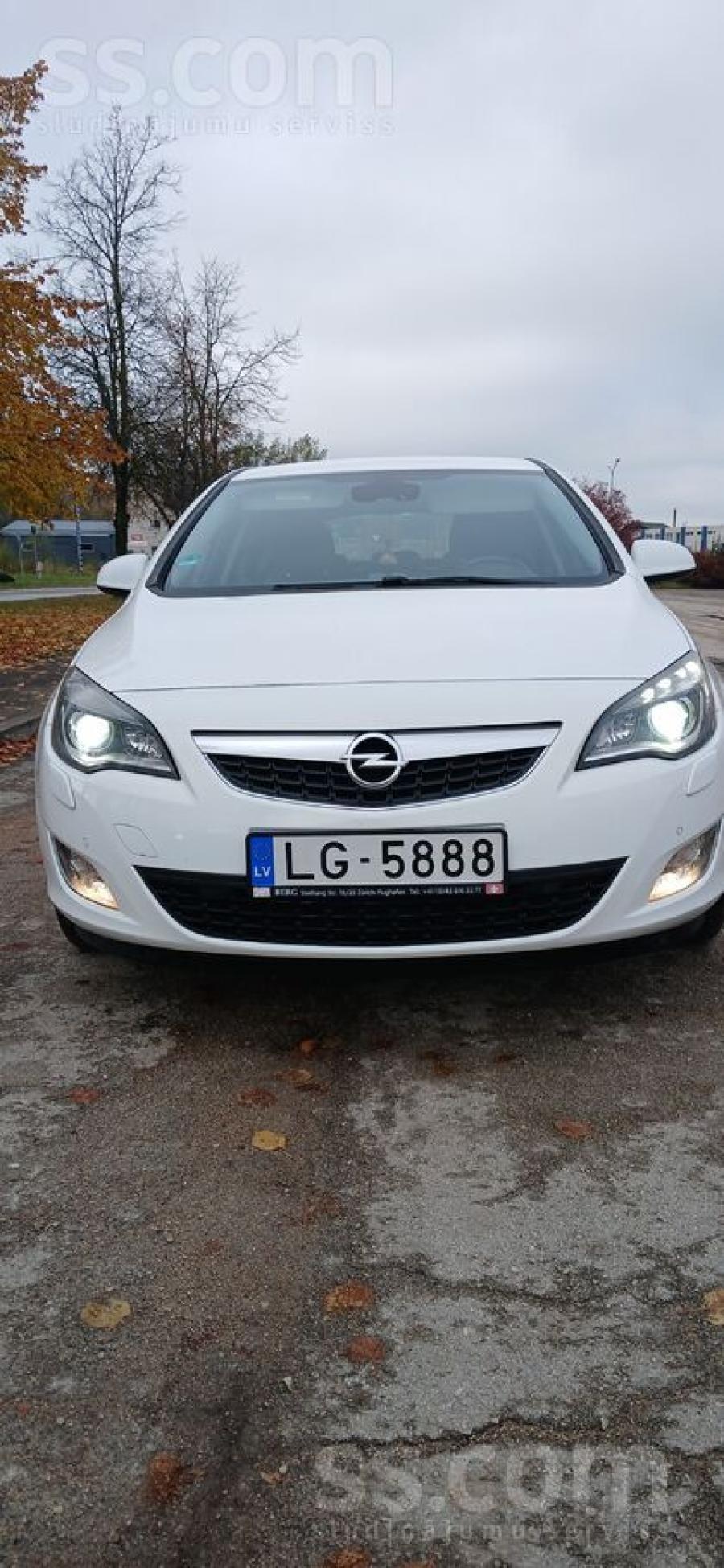 White Opel Astra 2010 in Aizkraukle, with an engine capacity of 2.00 L and mileage of 207 thousand km for 4550 €, photo 5 on AUTOMOTO.COM.LV