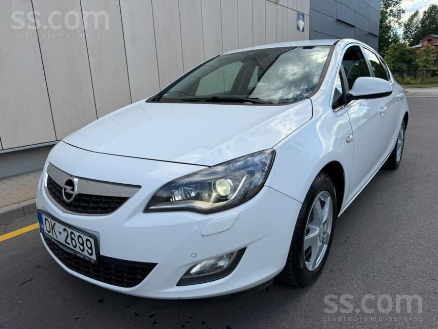 White Opel Astra 2010 in Riga, with an engine capacity of 1.60 L and mileage of 275 thousand km for 1850 €, photo 1 on AUTOMOTO.COM.LV
