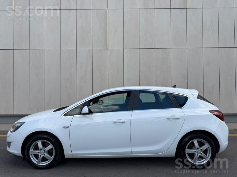 White Opel Astra 2010 in Riga, with an engine capacity of 1.60 L and mileage of 275 thousand km for 1850 €, photo 3 on AUTOMOTO.COM.LV