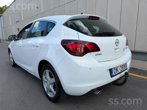 White Opel Astra 2010 in Riga, with an engine capacity of 1.60 L and mileage of 275 thousand km for 1850 €, photo 4 on AUTOMOTO.COM.LV