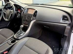 White Opel Astra 2010 in Riga, with an engine capacity of 1.60 L and mileage of 275 thousand km for 1850 €, photo 5 on AUTOMOTO.COM.LV