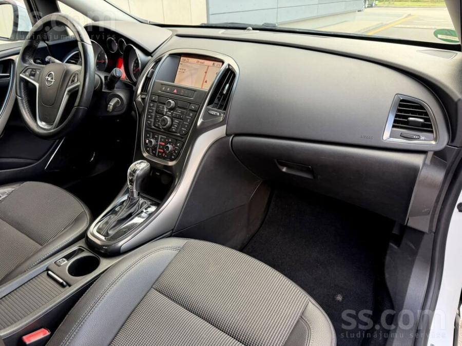 White Opel Astra 2010 in Riga, with an engine capacity of 1.60 L and mileage of 275 thousand km for 1850 €, photo 5 on AUTOMOTO.COM.LV