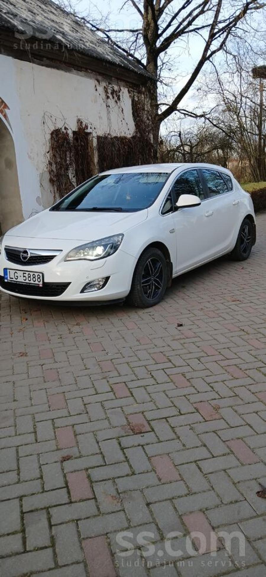 White Opel Astra 2010 in Aizkraukle, with an engine capacity of 2.00 L and mileage of 209 thousand km for 3950 €, photo 1 on AUTOMOTO.COM.LV