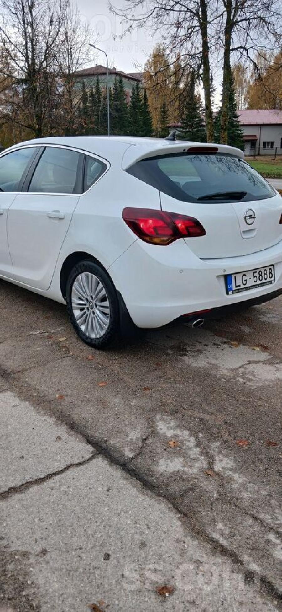 White Opel Astra 2010 in Aizkraukle, with an engine capacity of 2.00 L and mileage of 209 thousand km for 3950 €, photo 7 on AUTOMOTO.COM.LV