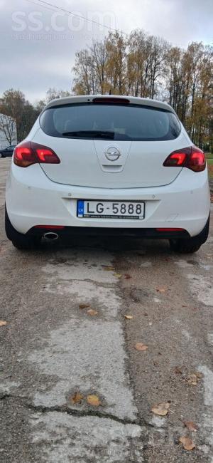 White Opel Astra 2010 in Aizkraukle, with an engine capacity of 2.00 L and mileage of 209 thousand km for 3950 €, photo 9 on AUTOMOTO.COM.LV