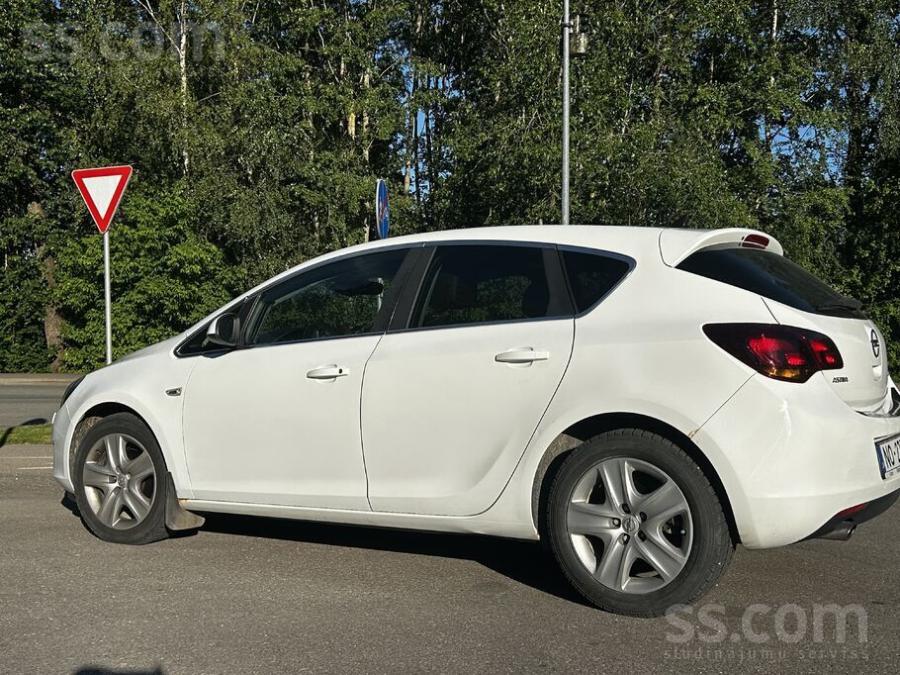 Balts Opel Astra 2011 Ogre, ar dzinēja tilpumu 2.00 L un nobraukumu 217 tūkst. km par 4400 €, foto 2 vietnē AUTOMOTO.COM.LV