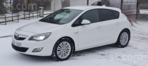 White Opel Astra 2011 in Jekabpils, with an engine capacity of 1.70 L and mileage of 324 thousand km for 4800 €, photo 1 on AUTOMOTO.COM.LV