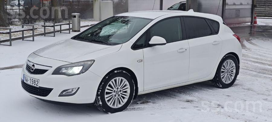 White Opel Astra 2011 in Jekabpils, with an engine capacity of 1.70 L and mileage of 324 thousand km for 4800 €, photo 1 on AUTOMOTO.COM.LV
