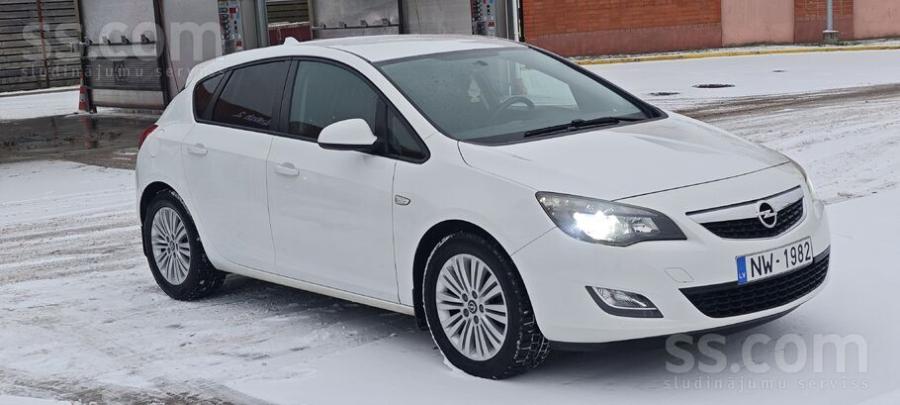 White Opel Astra 2011 in Jekabpils, with an engine capacity of 1.70 L and mileage of 324 thousand km for 4800 €, photo 2 on AUTOMOTO.COM.LV