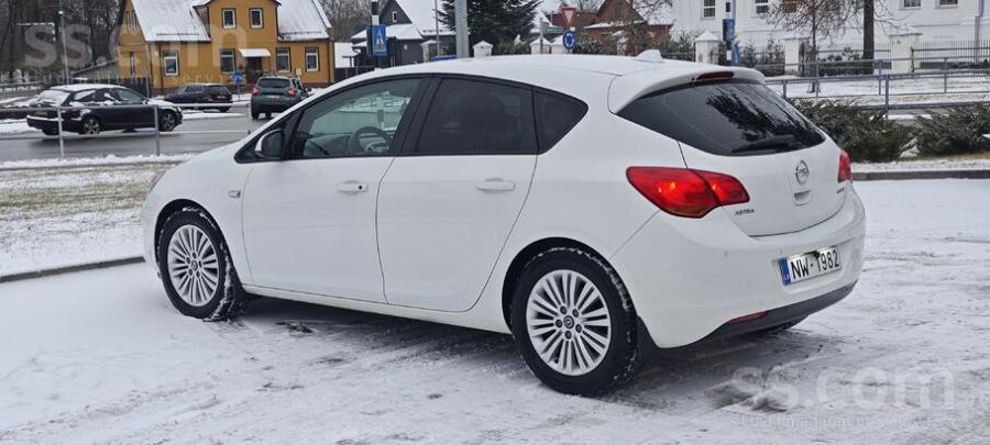 White Opel Astra 2011 in Jekabpils, with an engine capacity of 1.70 L and mileage of 324 thousand km for 4800 €, photo 3 on AUTOMOTO.COM.LV