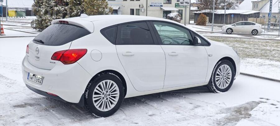 White Opel Astra 2011 in Jekabpils, with an engine capacity of 1.70 L and mileage of 324 thousand km for 4800 €, photo 4 on AUTOMOTO.COM.LV