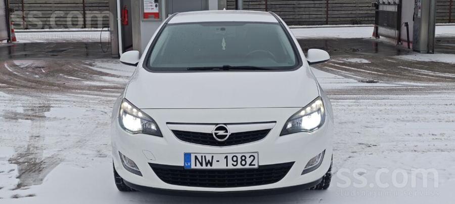 White Opel Astra 2011 in Jekabpils, with an engine capacity of 1.70 L and mileage of 324 thousand km for 4800 €, photo 5 on AUTOMOTO.COM.LV