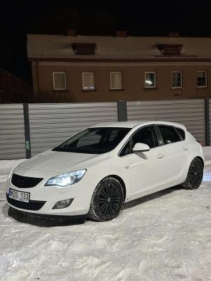 White Opel Astra 2011 in Klaipeda, with an engine capacity of 1.69 L and mileage of 225 thousand km for 4500 €, photo  on AUTOMOTO.COM.LV