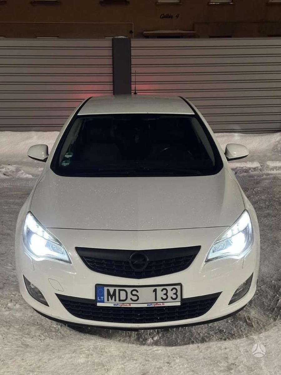 White Opel Astra 2011 in Klaipeda, with an engine capacity of 1.69 L and mileage of 225 thousand km for 4500 €, photo 3 on AUTOMOTO.COM.LV