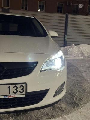 White Opel Astra 2011 in Klaipeda, with an engine capacity of 1.69 L and mileage of 225 thousand km for 4500 €, photo 5 on AUTOMOTO.COM.LV