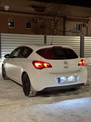 White Opel Astra 2011 in Klaipeda, with an engine capacity of 1.69 L and mileage of 225 thousand km for 4500 €, photo 8 on AUTOMOTO.COM.LV