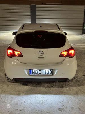 White Opel Astra 2011 in Klaipeda, with an engine capacity of 1.69 L and mileage of 225 thousand km for 4500 €, photo 9 on AUTOMOTO.COM.LV