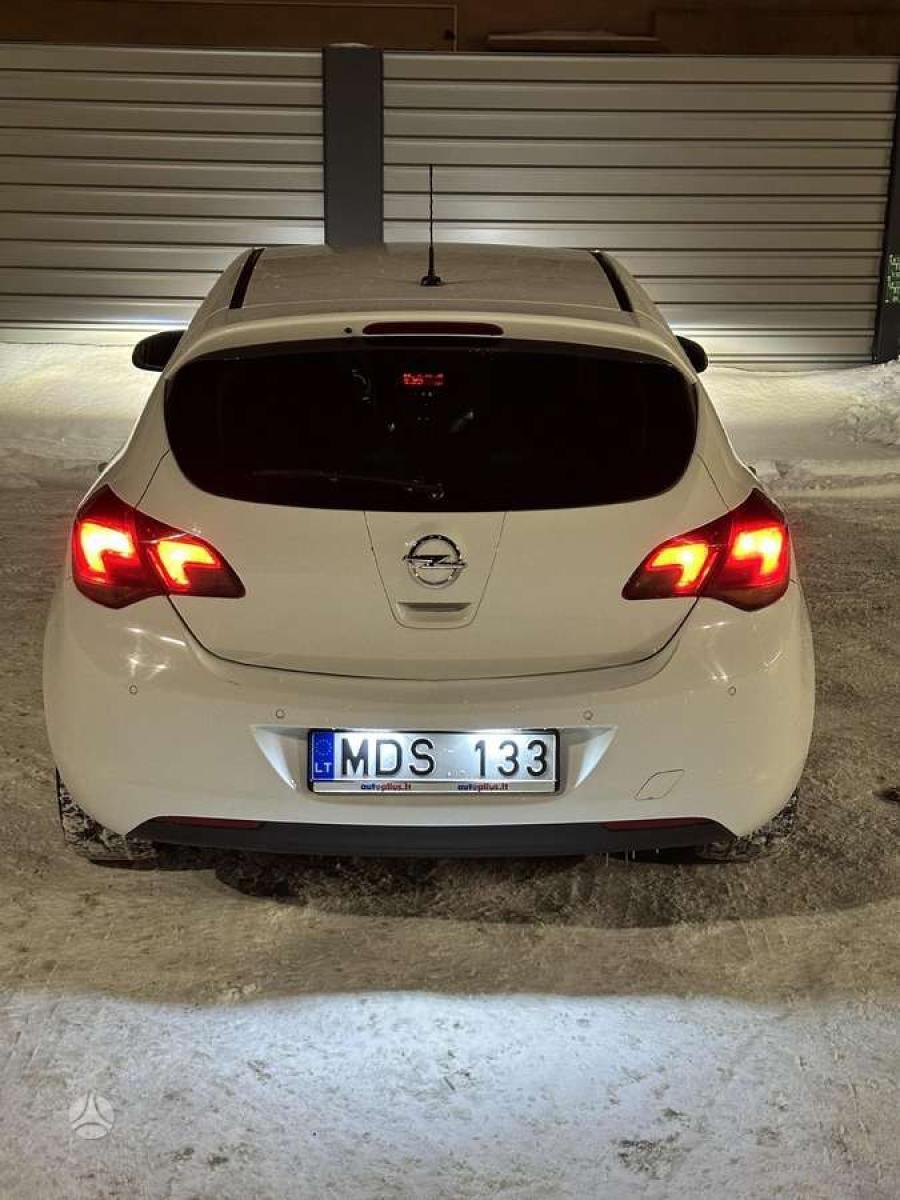 White Opel Astra 2011 in Klaipeda, with an engine capacity of 1.69 L and mileage of 225 thousand km for 4500 €, photo 9 on AUTOMOTO.COM.LV
