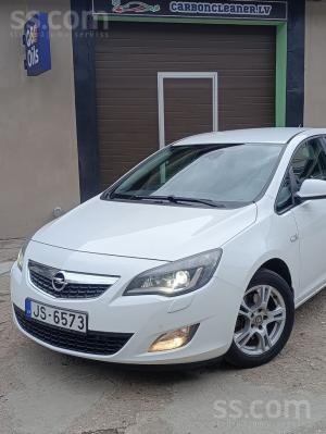 White Opel Astra 2011 in Riga, with an engine capacity of 2.00 L and mileage of 265 thousand km for 3700 €, photo  on AUTOMOTO.COM.LV