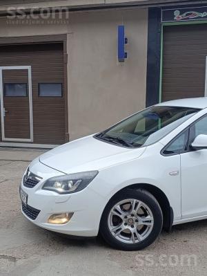 White Opel Astra 2011 in Riga, with an engine capacity of 2.00 L and mileage of 265 thousand km for 3700 €, photo 3 on AUTOMOTO.COM.LV