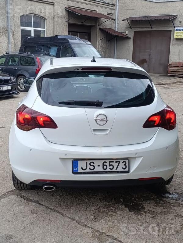 Balts Opel Astra 2011 Rīga, ar dzinēja tilpumu 2.00 L un nobraukumu 265 tūkst. km par 3700 €, foto 3 vietnē AUTOMOTO.COM.LV