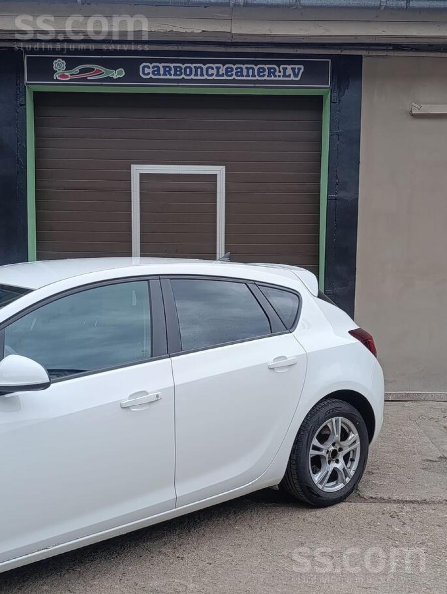 White Opel Astra 2011 in Riga, with an engine capacity of 2.00 L and mileage of 265 thousand km for 3700 €, photo 5 on AUTOMOTO.COM.LV