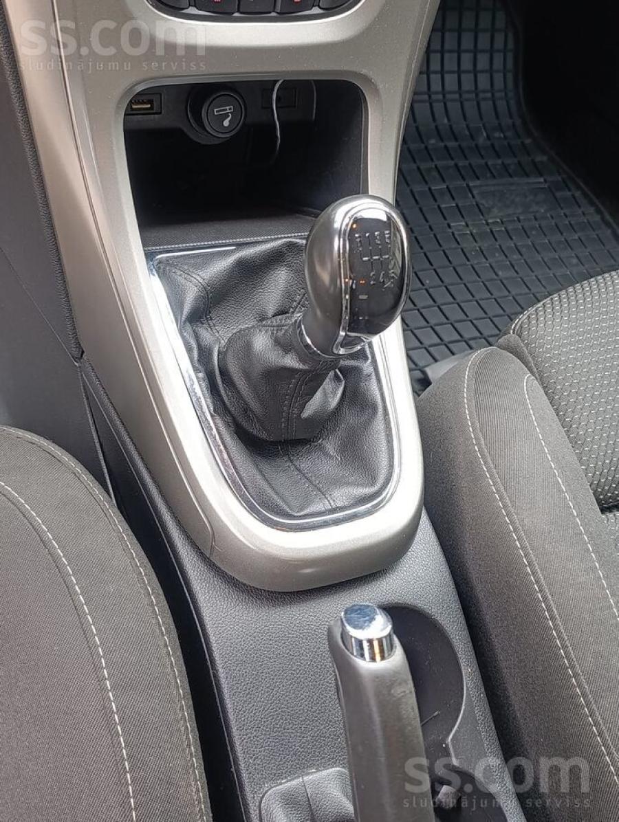 White Opel Astra 2011 in Riga, with an engine capacity of 2.00 L and mileage of 265 thousand km for 3700 €, photo 7 on AUTOMOTO.COM.LV