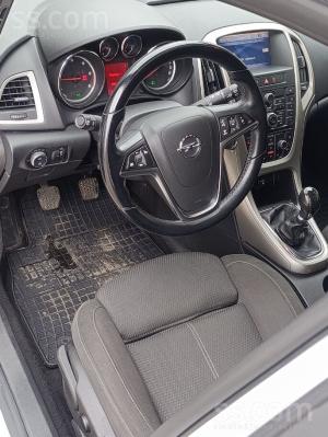 White Opel Astra 2011 in Riga, with an engine capacity of 2.00 L and mileage of 265 thousand km for 3700 €, photo 8 on AUTOMOTO.COM.LV